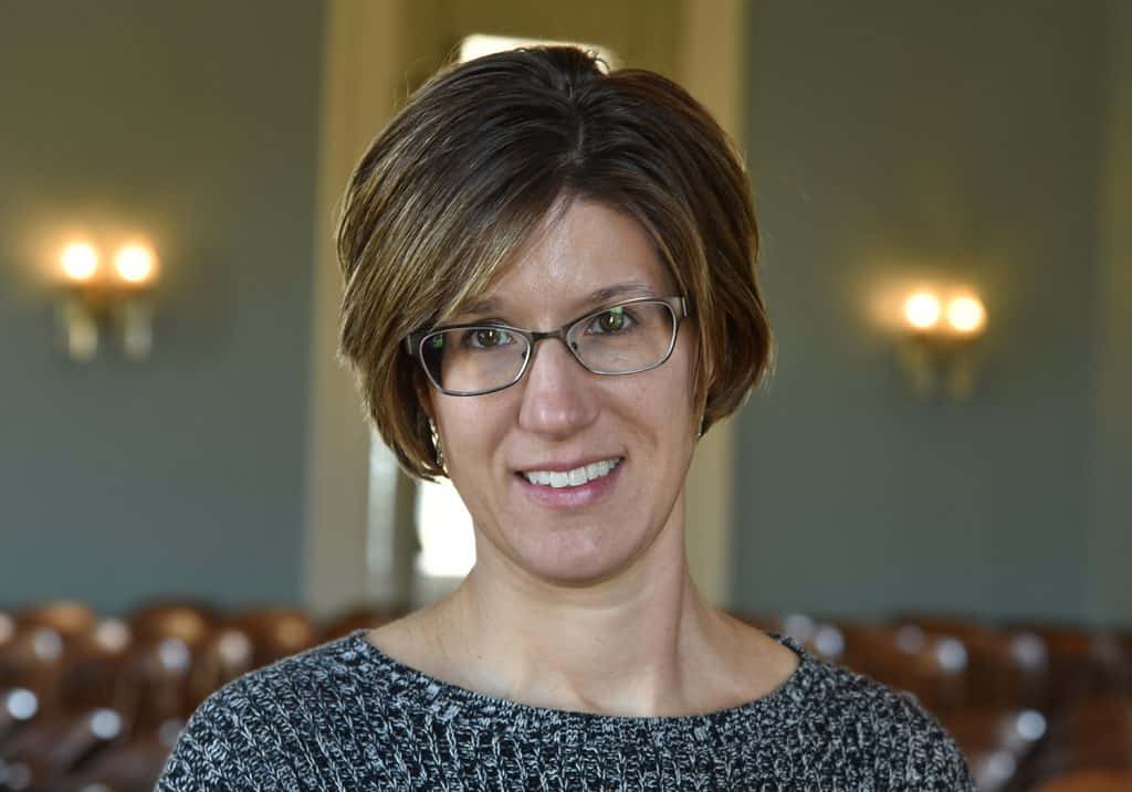 Meet The Expert: Jen DeBerg, Reference Services Librarian – Hardin News